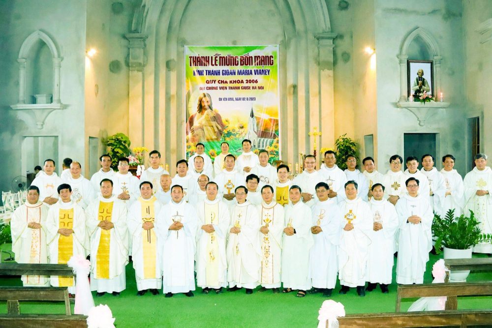 Quý cha khóa XII mừng lễ quan thầy Thánh Gio-an Ma-ri-a Vi-a-nê - GIÁO ...